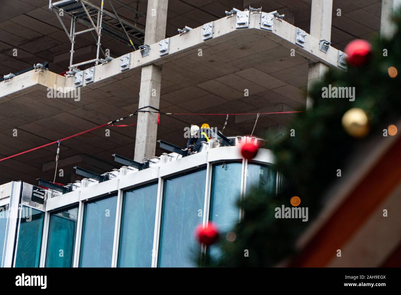 Construction site workers girder hi-res stock photography and images ...