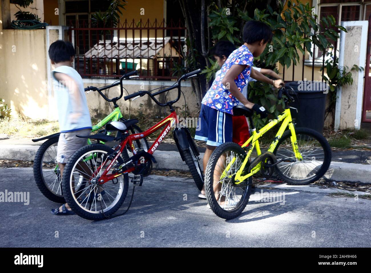 Child riding bike neighborhood hi-res stock photography and images - Alamy