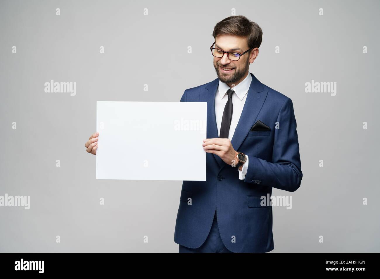 Young people holding signs hi-res stock photography and images - Alamy