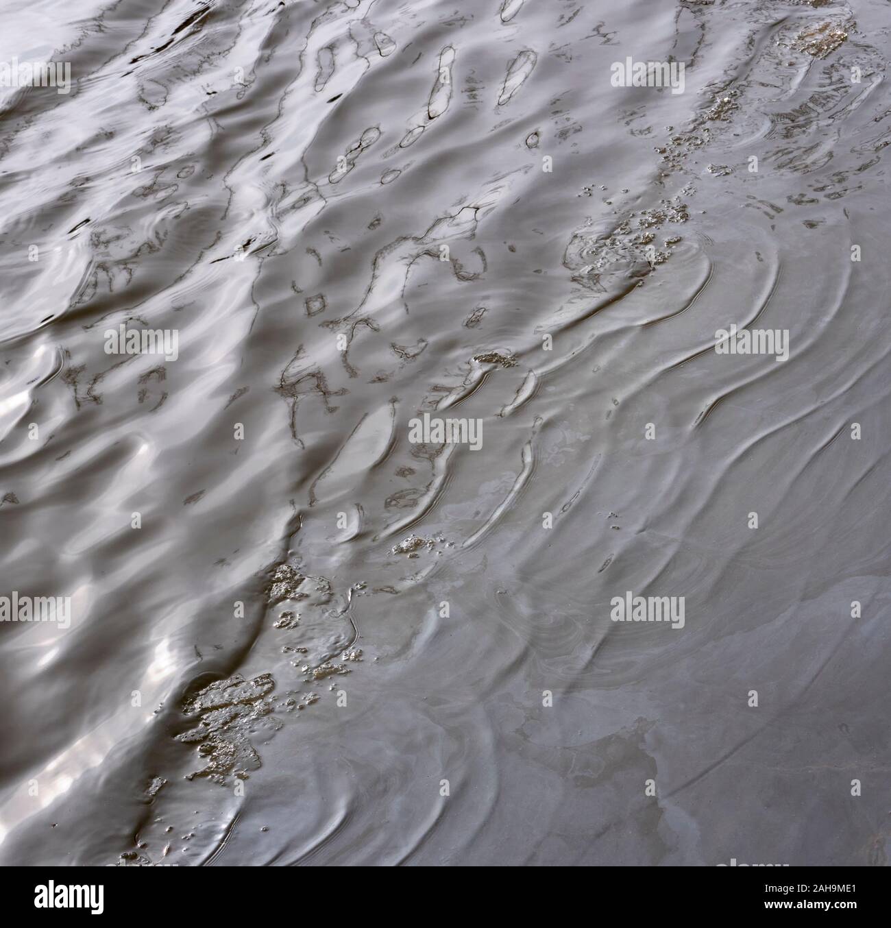 SCIENCE, PHYSICS, FLUID DYNAMICS, water on the left is covered with a ...