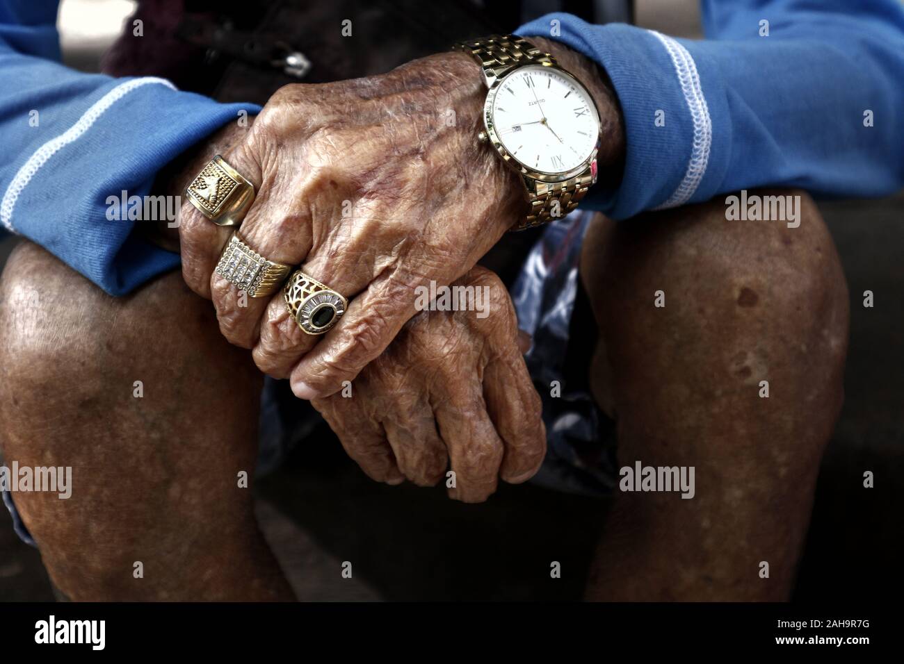 Close up photo of a pair of hands with wrinkled skin of an old man ...