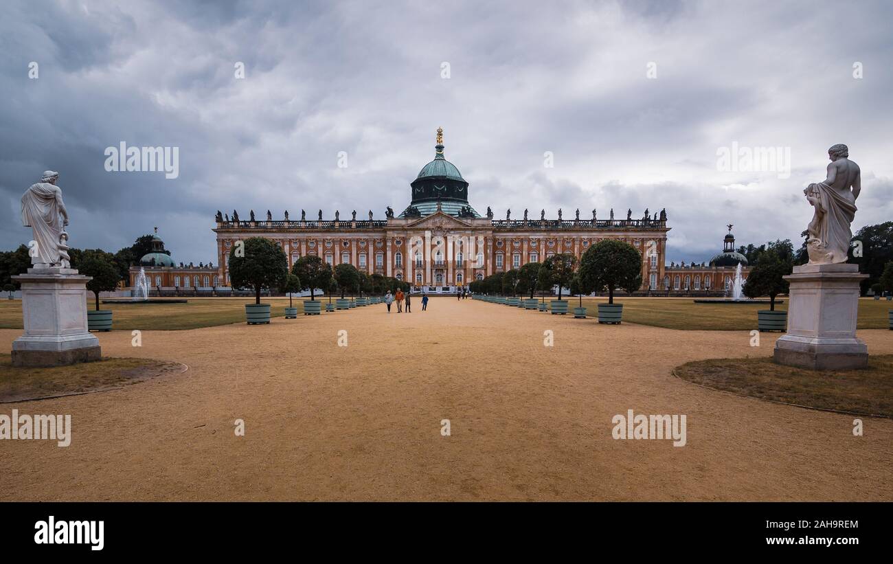 Beautiful view two statues hi-res stock photography and images - Alamy