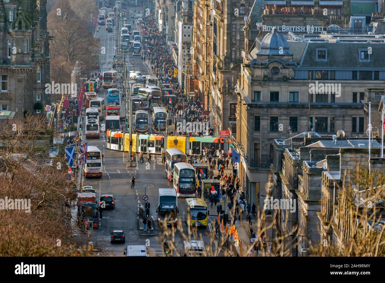 EDINBURGH SCOTLAND CITY VIEW PRINCES STREET WITH CROWDS ON THE PAVEMENT ...