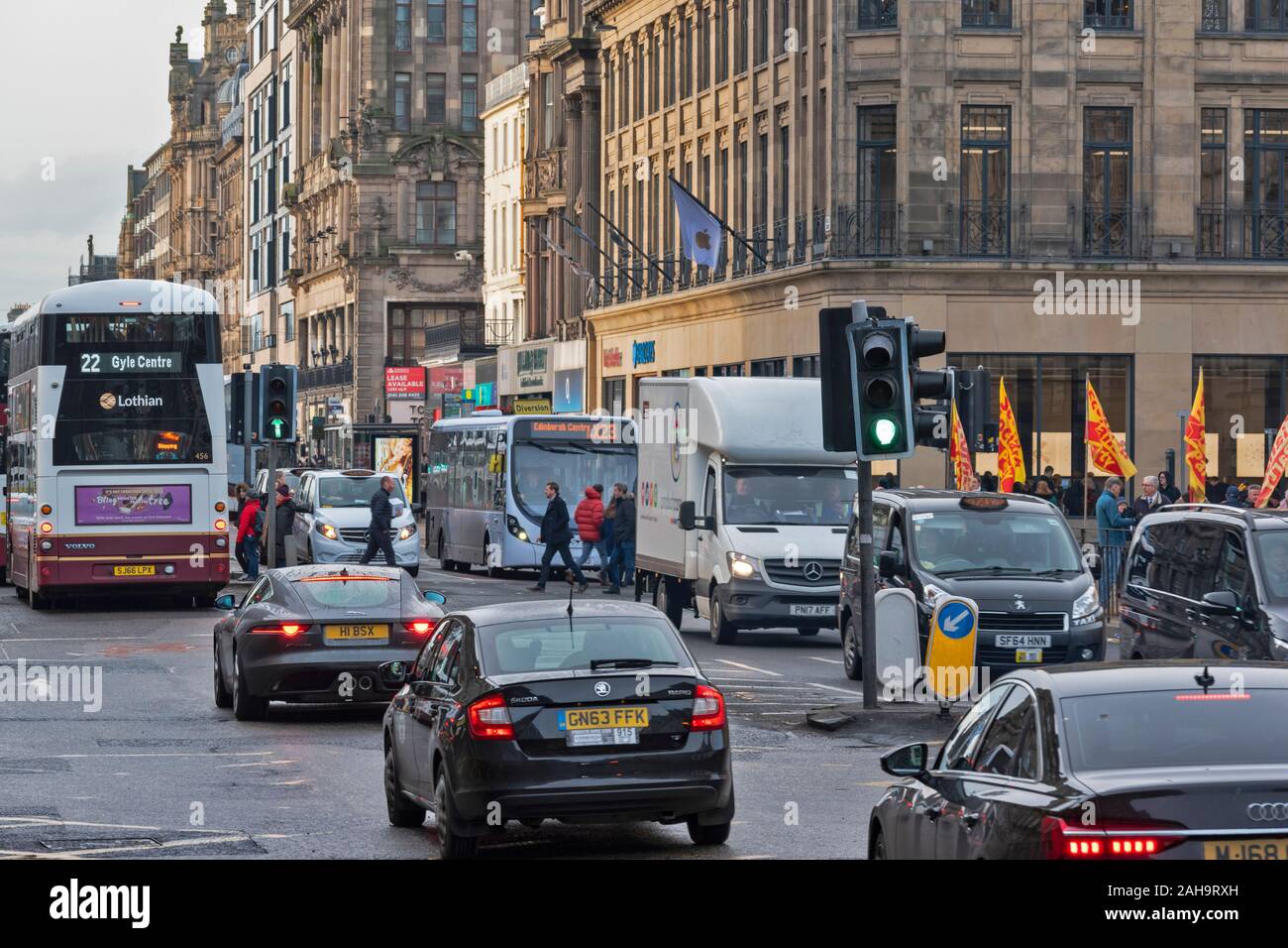 Edinburgh street cars building hi-res stock photography and images - Alamy