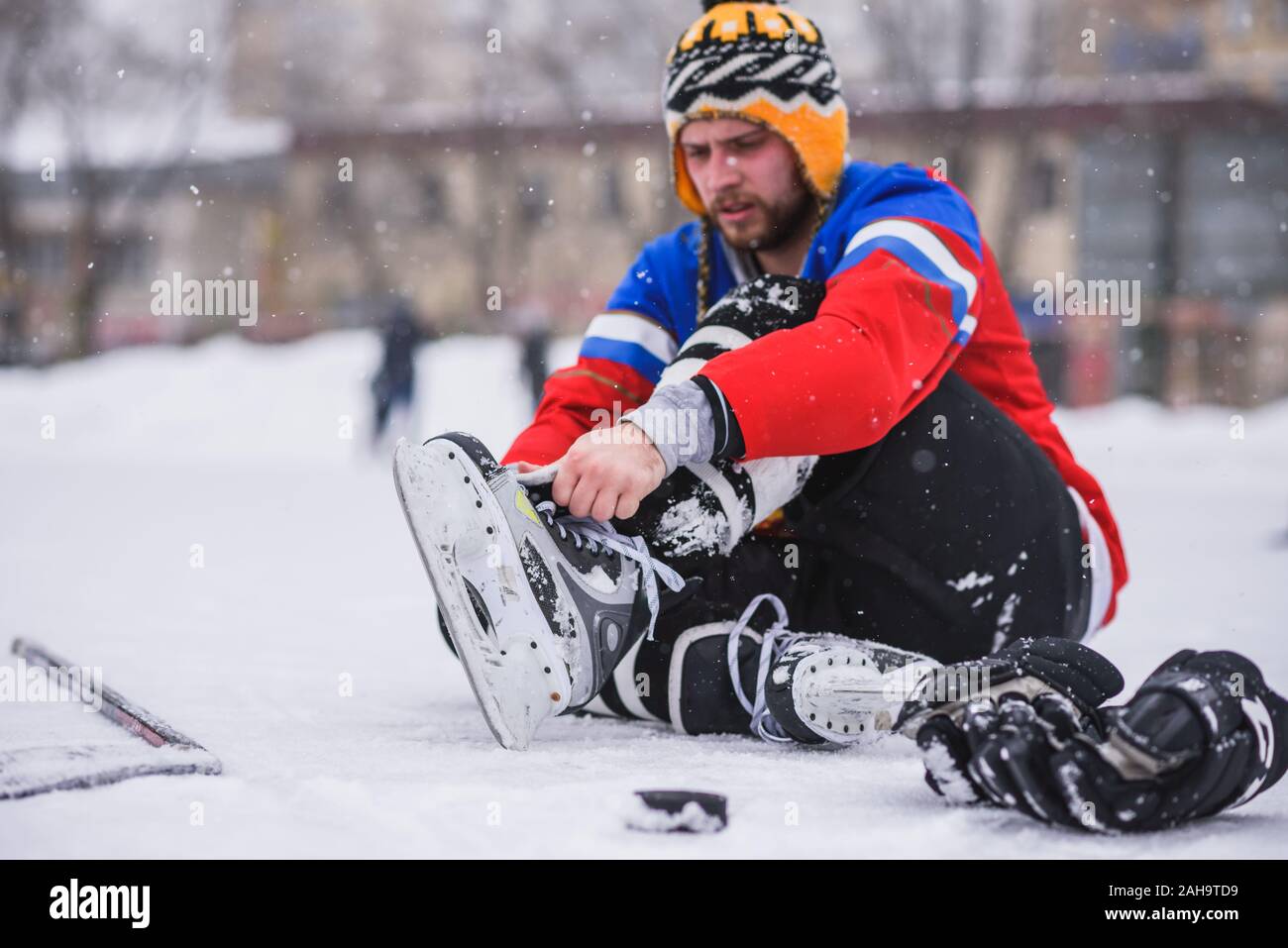 hockey player before the game tying laces on skates Stock Photo - Alamy