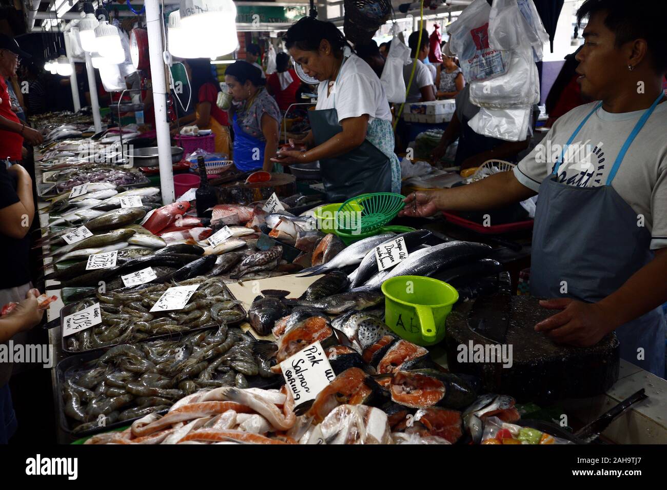 Fish sale fish market manila hi-res stock photography and images - Alamy