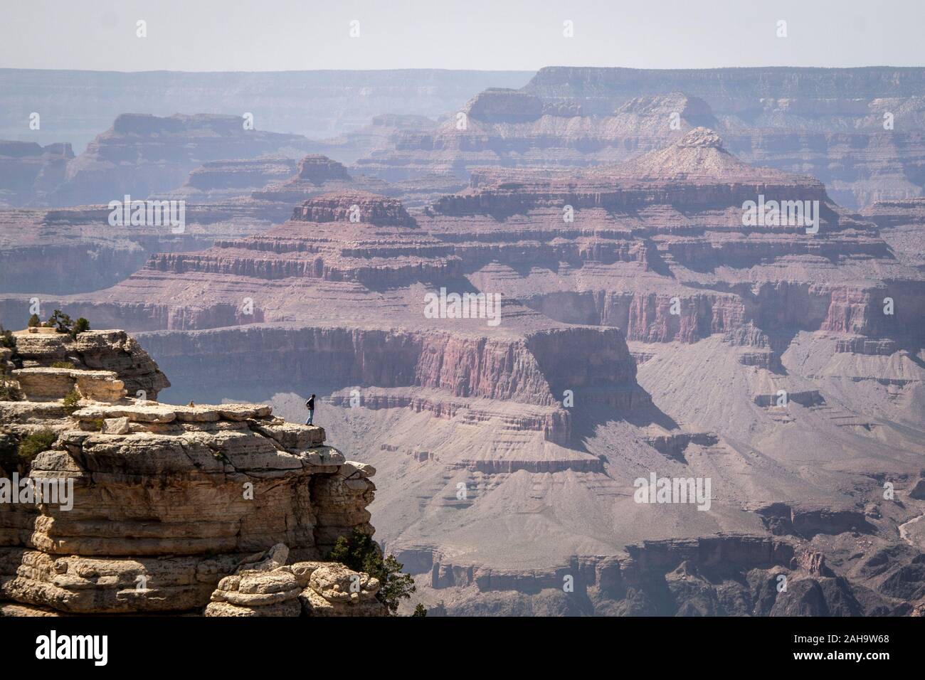 Person on edge cliff hi-res stock photography and images - Alamy