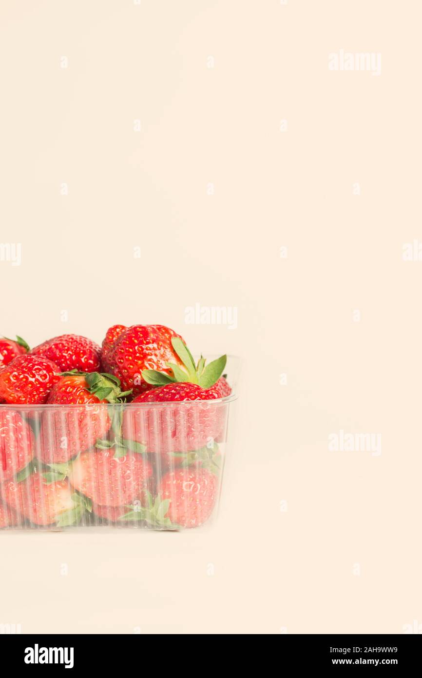 Strawberries fruit package hi-res stock photography and images - Alamy