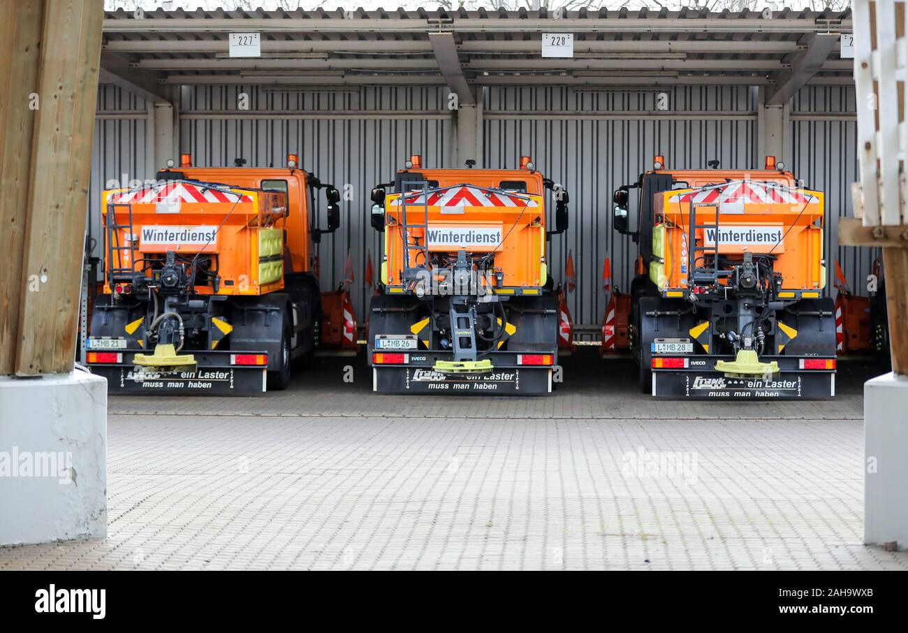 Winter service vehicles hi-res stock photography and images - Alamy