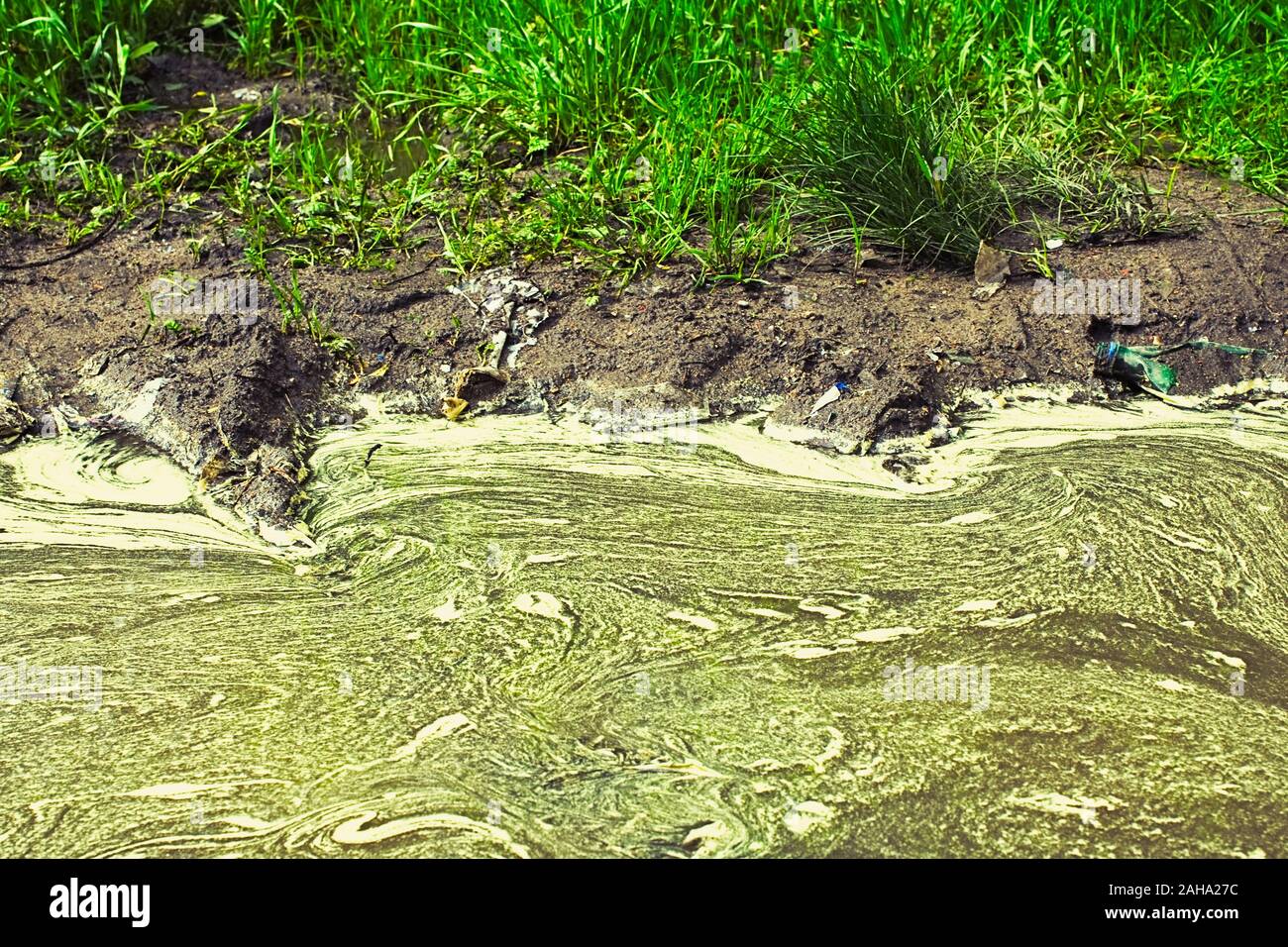 Chemtrail sprayed across the sky cause of rain water pollution ...