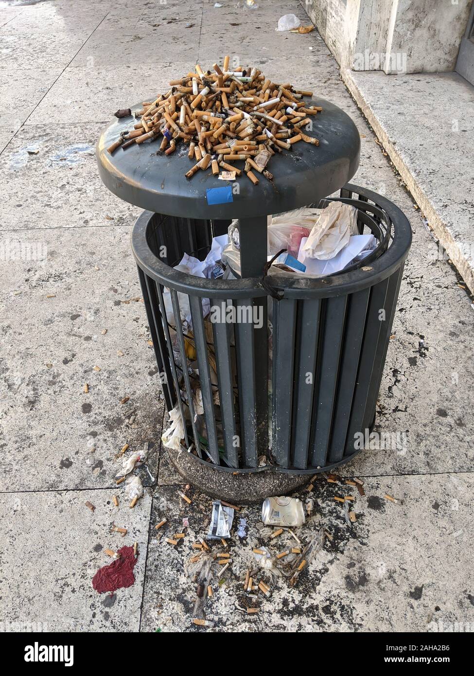 disgusting trash, cigarette litter in urban location Stock Photo - Alamy