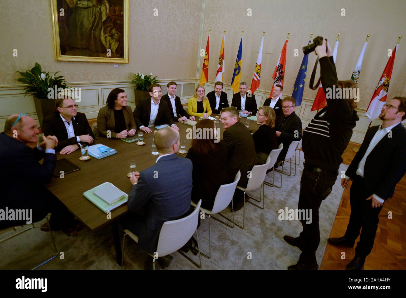 Negotiation teams hi-res stock photography and images - Alamy