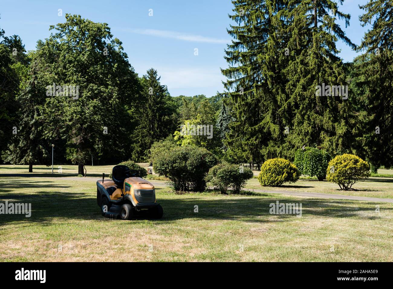 Tractor lawn trees park hi-res stock photography and images - Alamy