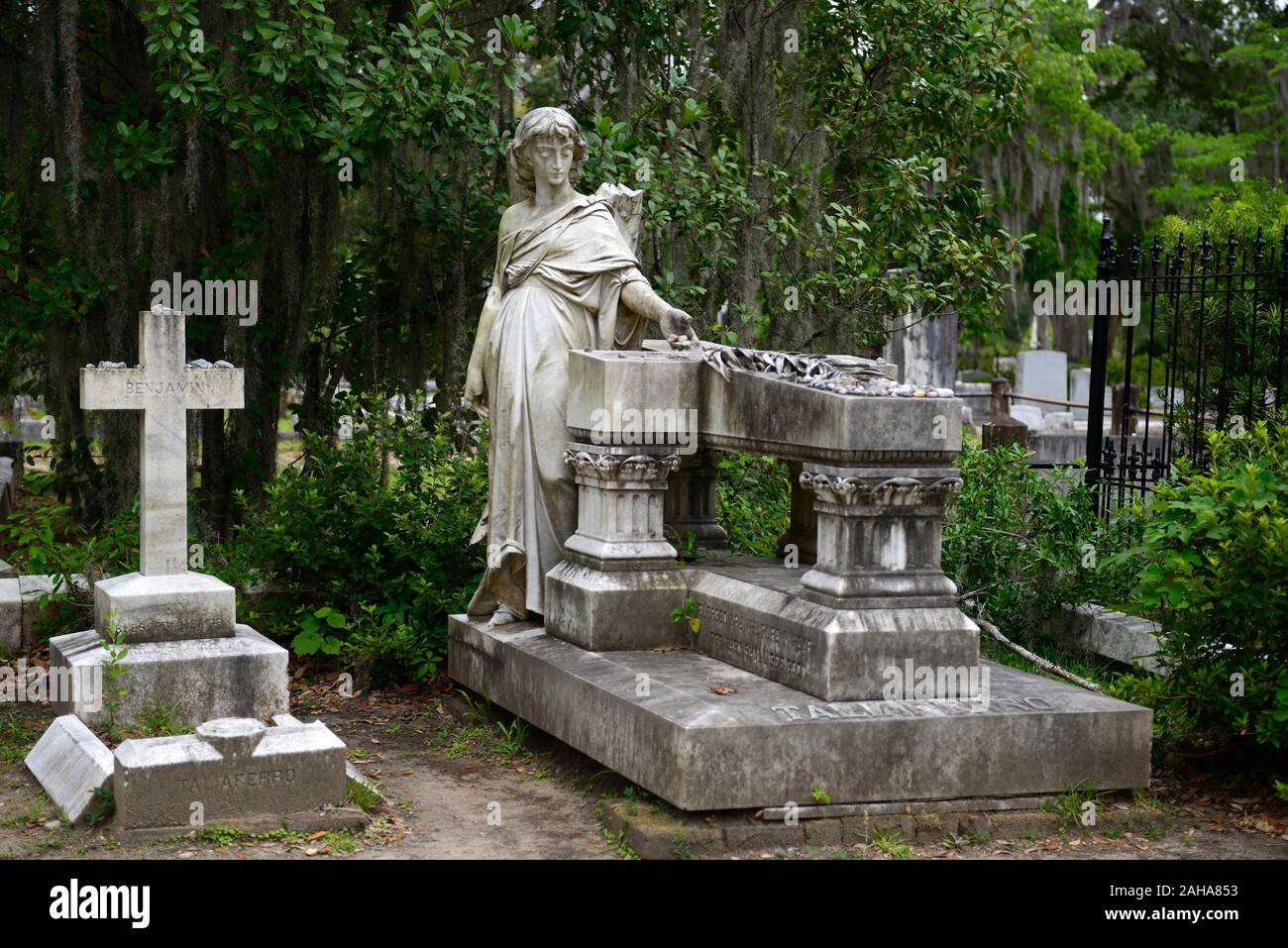 Statue of angel laying down hi-res stock photography and images - Alamy