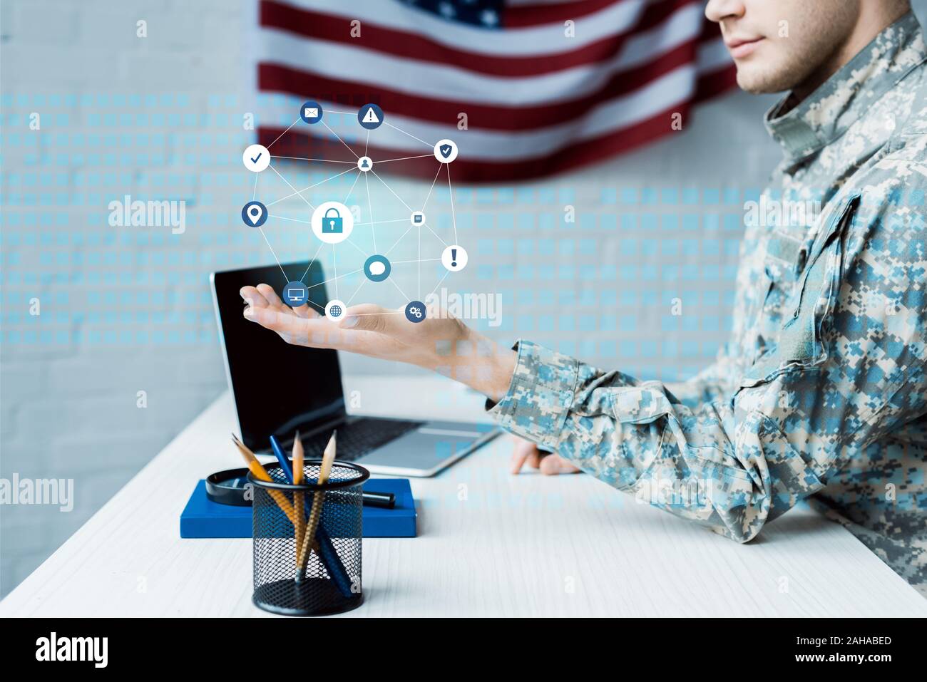 Soldier computer screen hi-res stock photography and images - Alamy