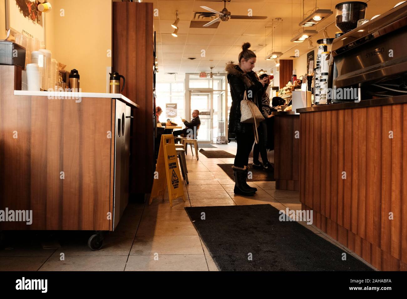 Wet floor sign woman hi-res stock photography and images - Alamy