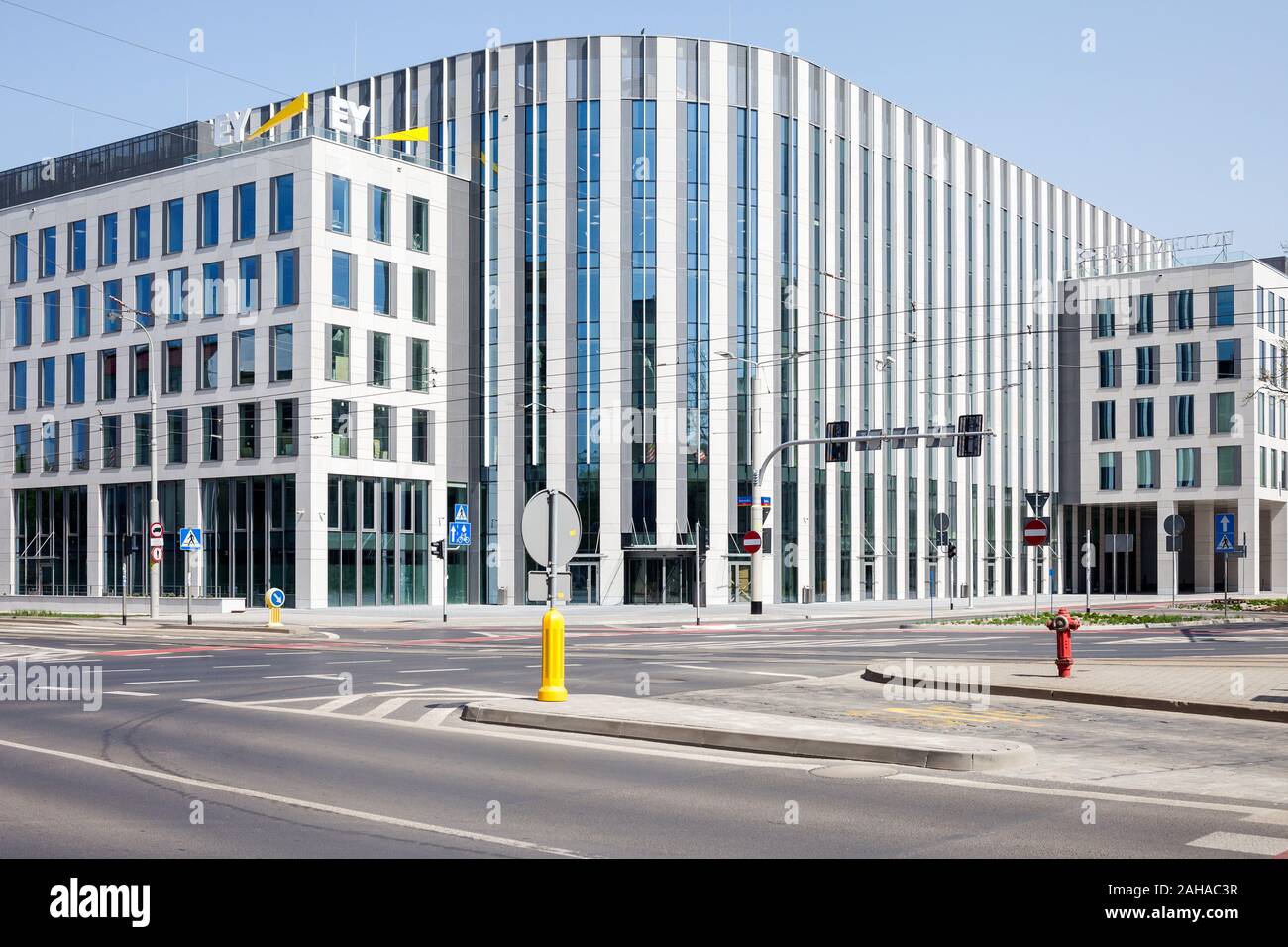 Ernst and young building exterior hi-res stock photography and images ...