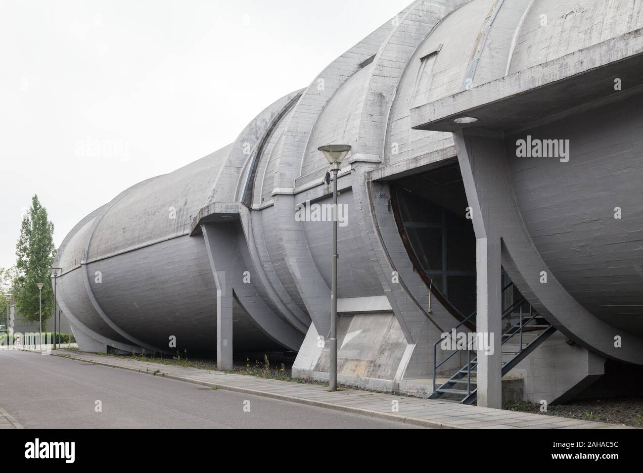 Wind test building hi-res stock photography and images - Alamy