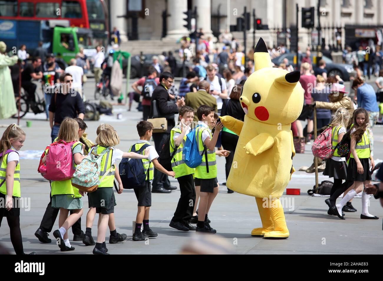 Schoolchildren clapping their hands hi-res stock photography and images ...