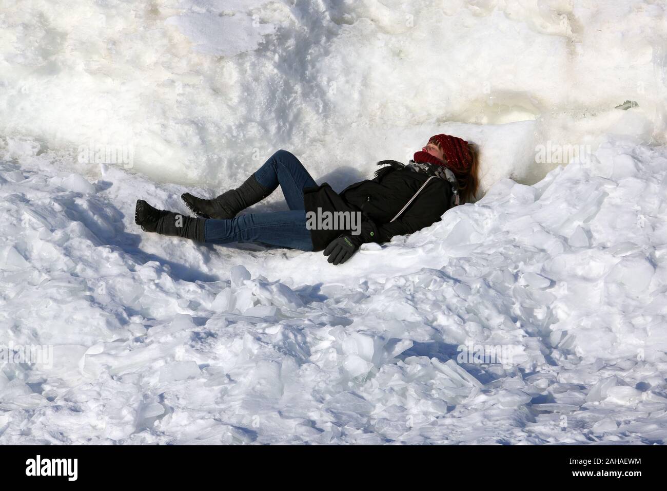 Woman sunbathing in snow hi-res stock photography and images - Alamy