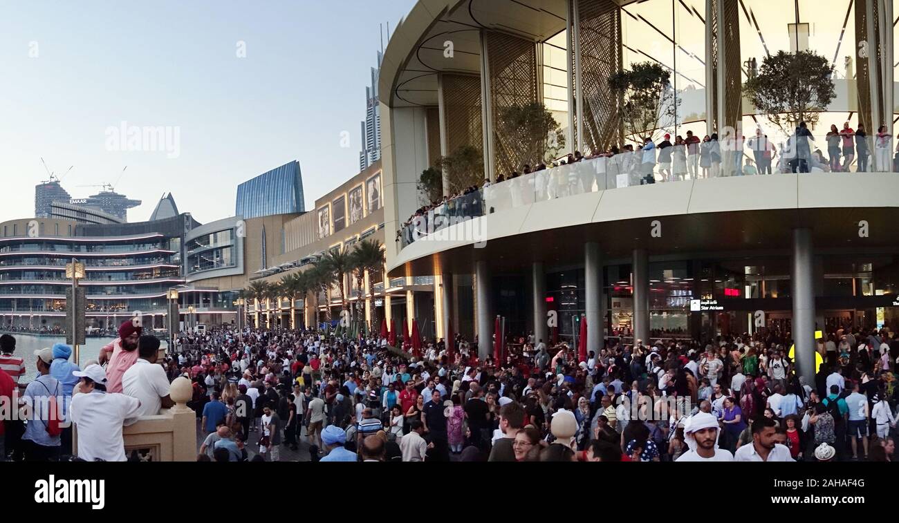Mall of the emirates crowd hi-res stock photography and images - Alamy