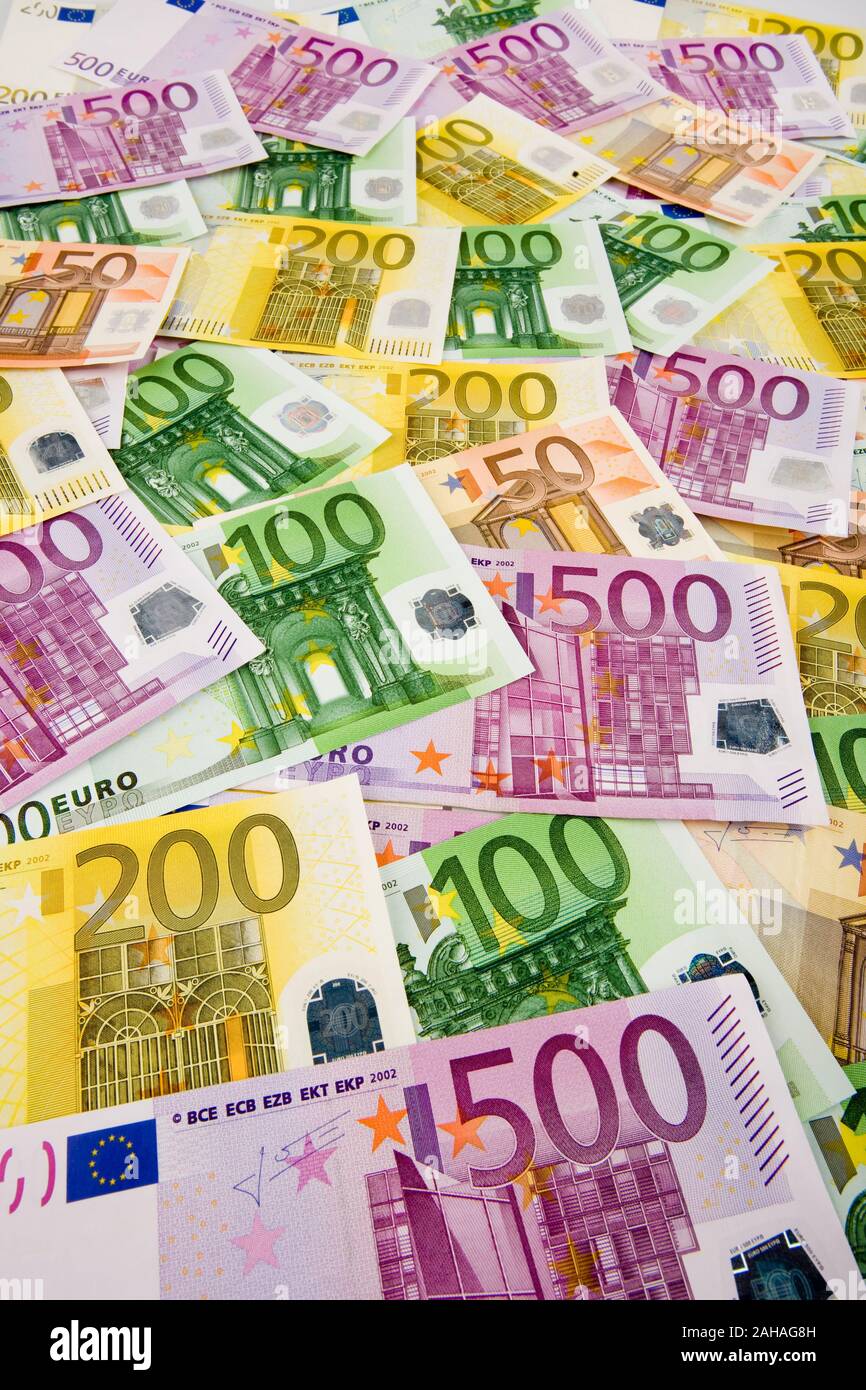 Viele verschiedene Euro-Geldscheine Symbolfoto für Reichtum und ...