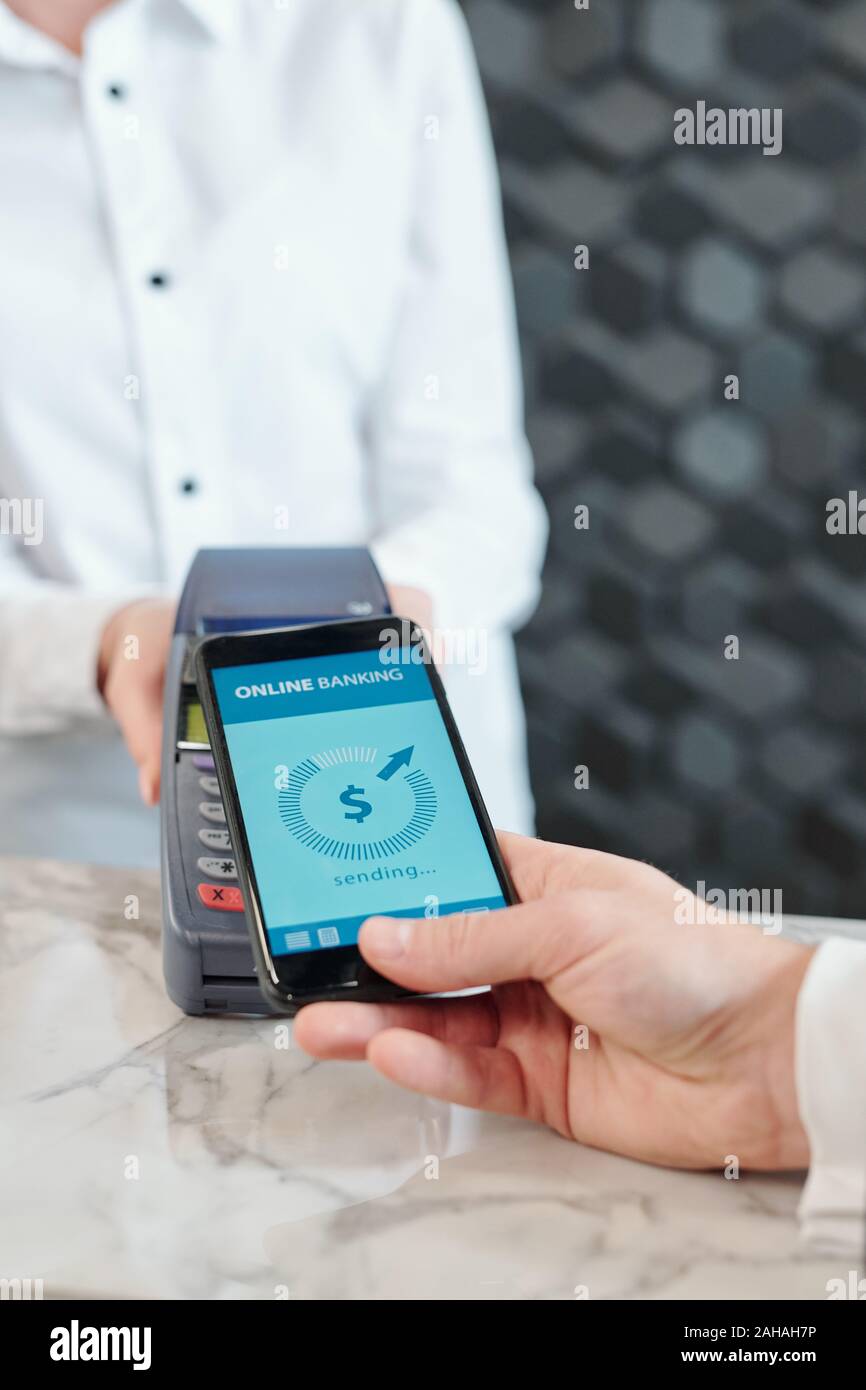 Hand holding smartphone women hi-res stock photography and images - Alamy