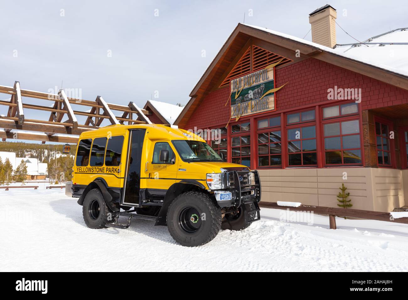 Old faithful snow lodge hi-res stock photography and images - Alamy