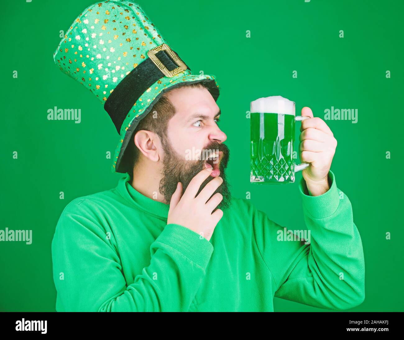 Drunk irishman hi-res stock photography and images - Alamy