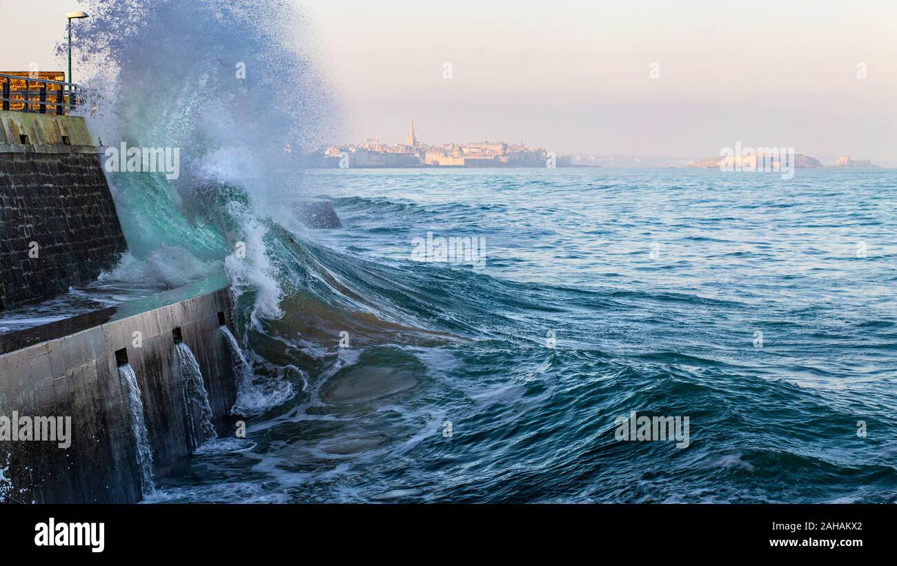High tide bretagne ocean atlantic hi-res stock photography and images ...
