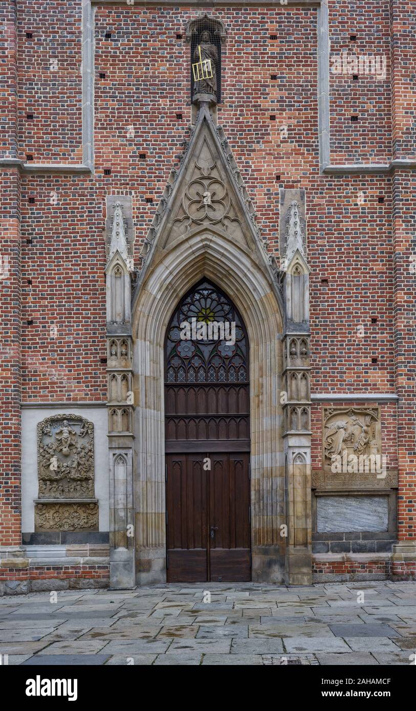 Church side door hi-res stock photography and images - Alamy