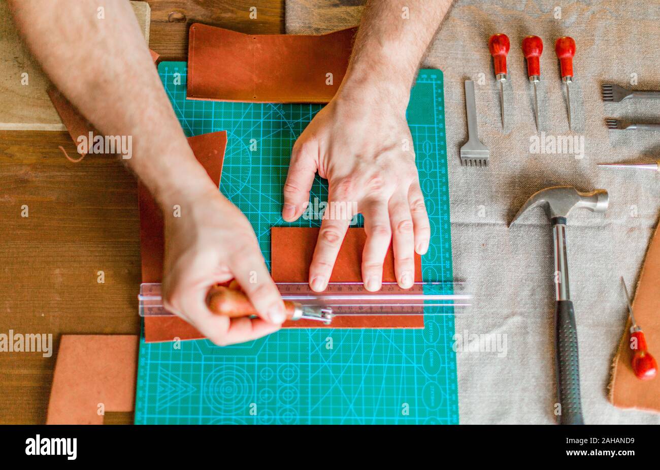Vintage hands with hammer hi-res stock photography and images - Alamy