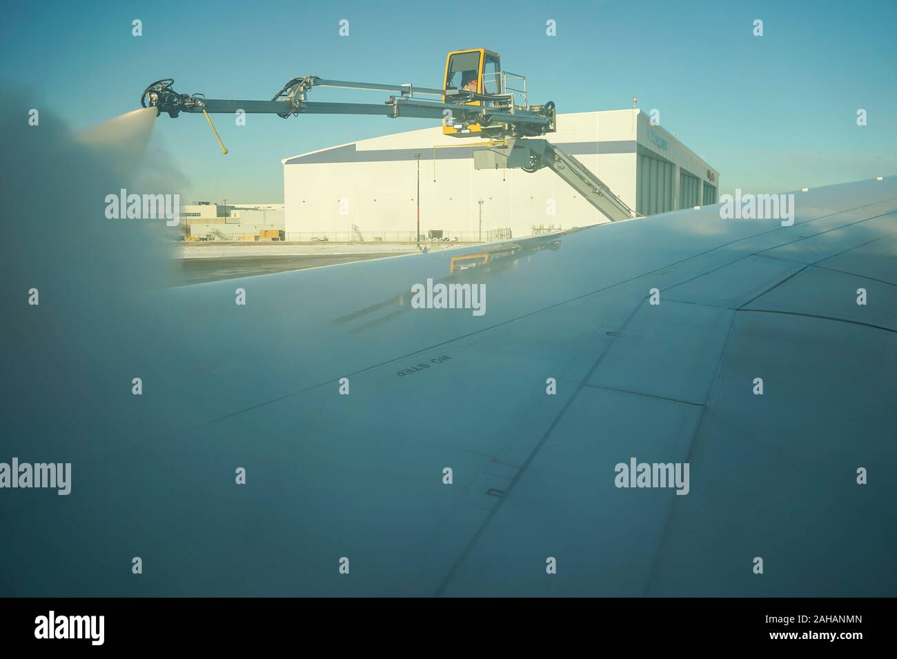 Aircraft de icing hi-res stock photography and images - Alamy