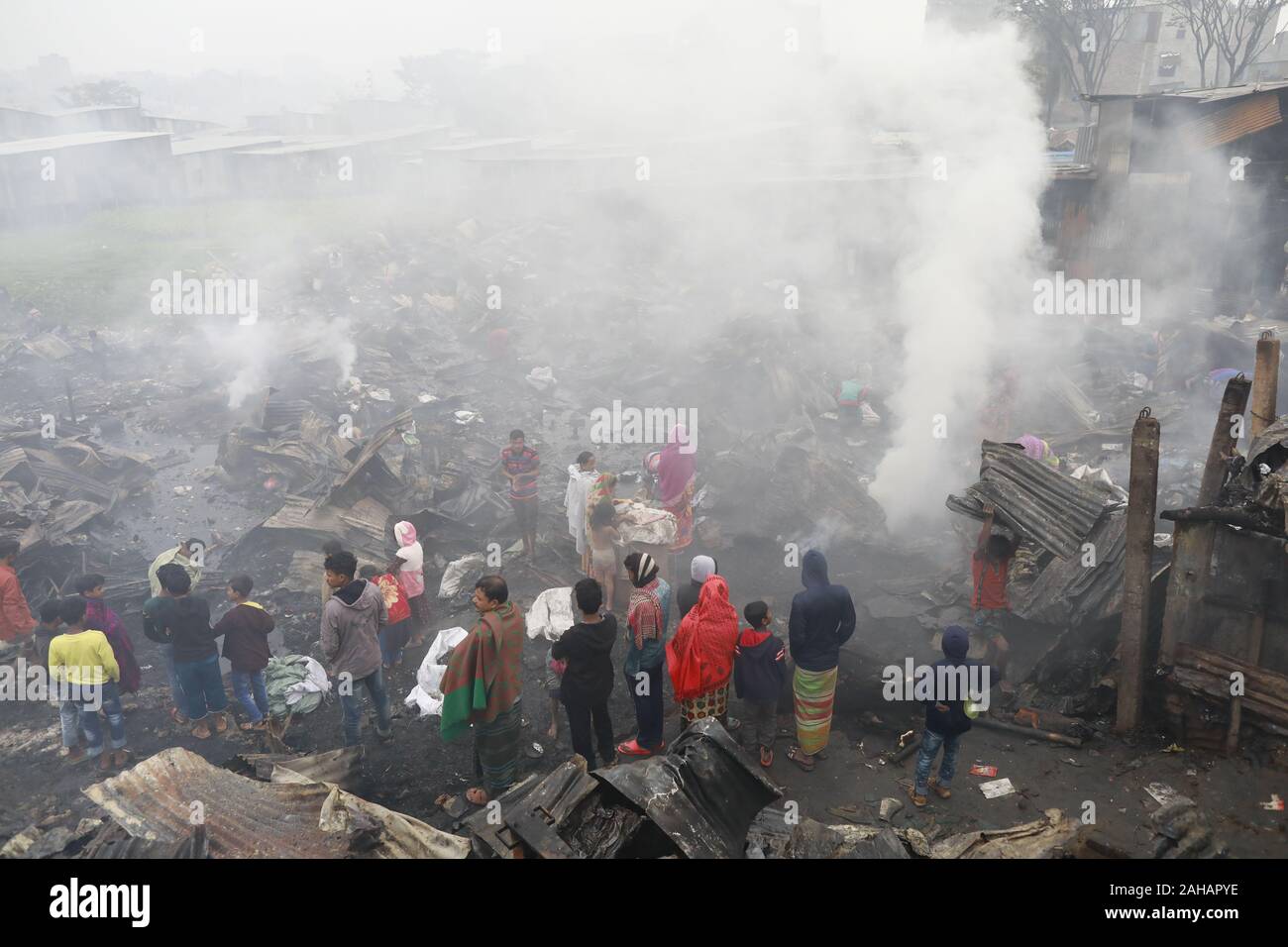 Dhaka, Bangladesh. 27th Dec, 2019. Dwellers search for their belongings ...