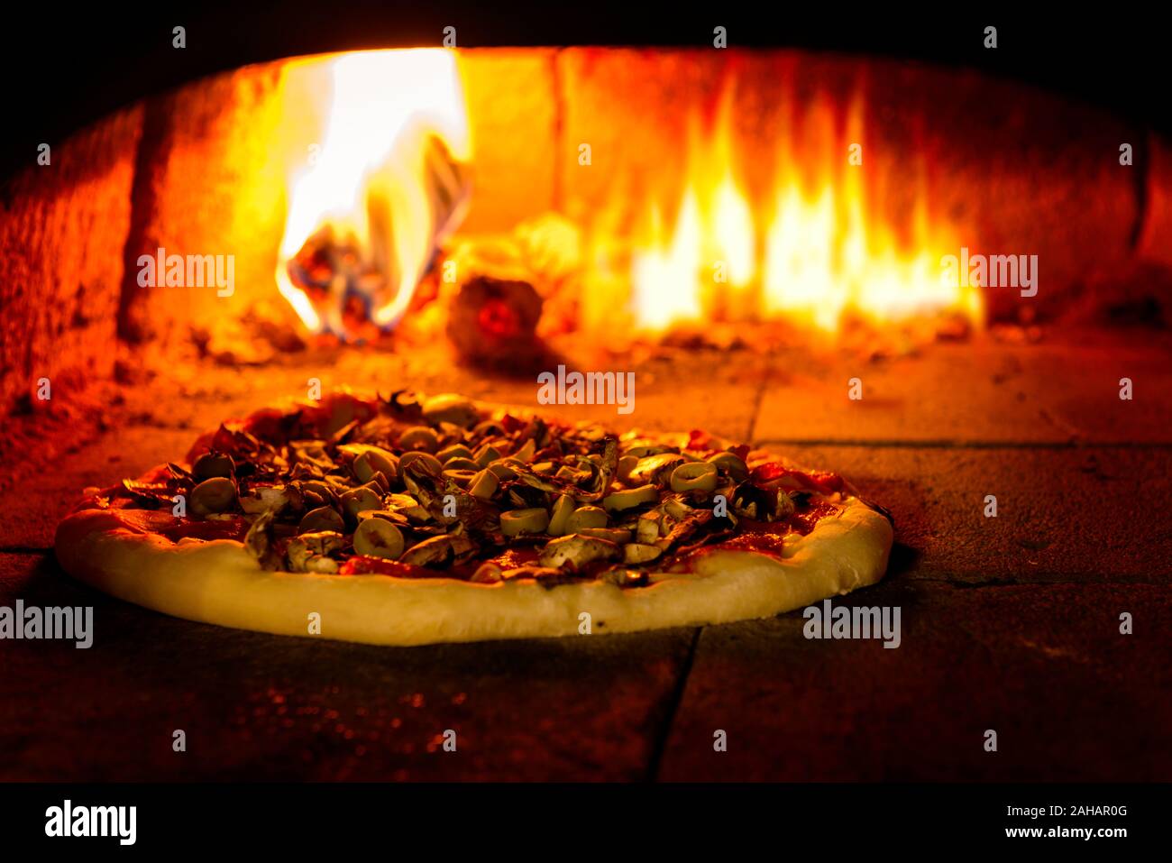 Traditional Italian pizza woodfired stone oven Stock Photo - Alamy