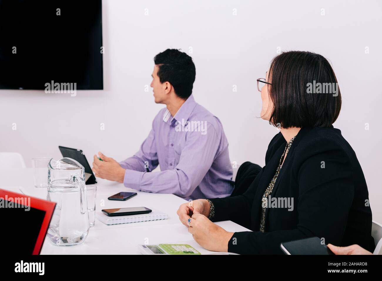 Group of office workers at a meeting around the boss Stock Photo - Alamy