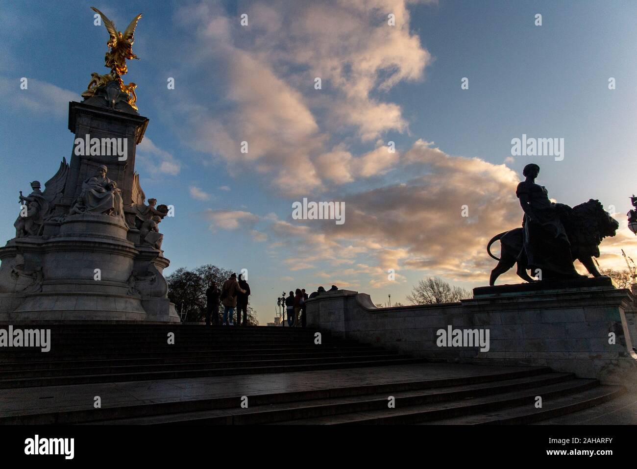 Victoria memorial lion hi-res stock photography and images - Alamy