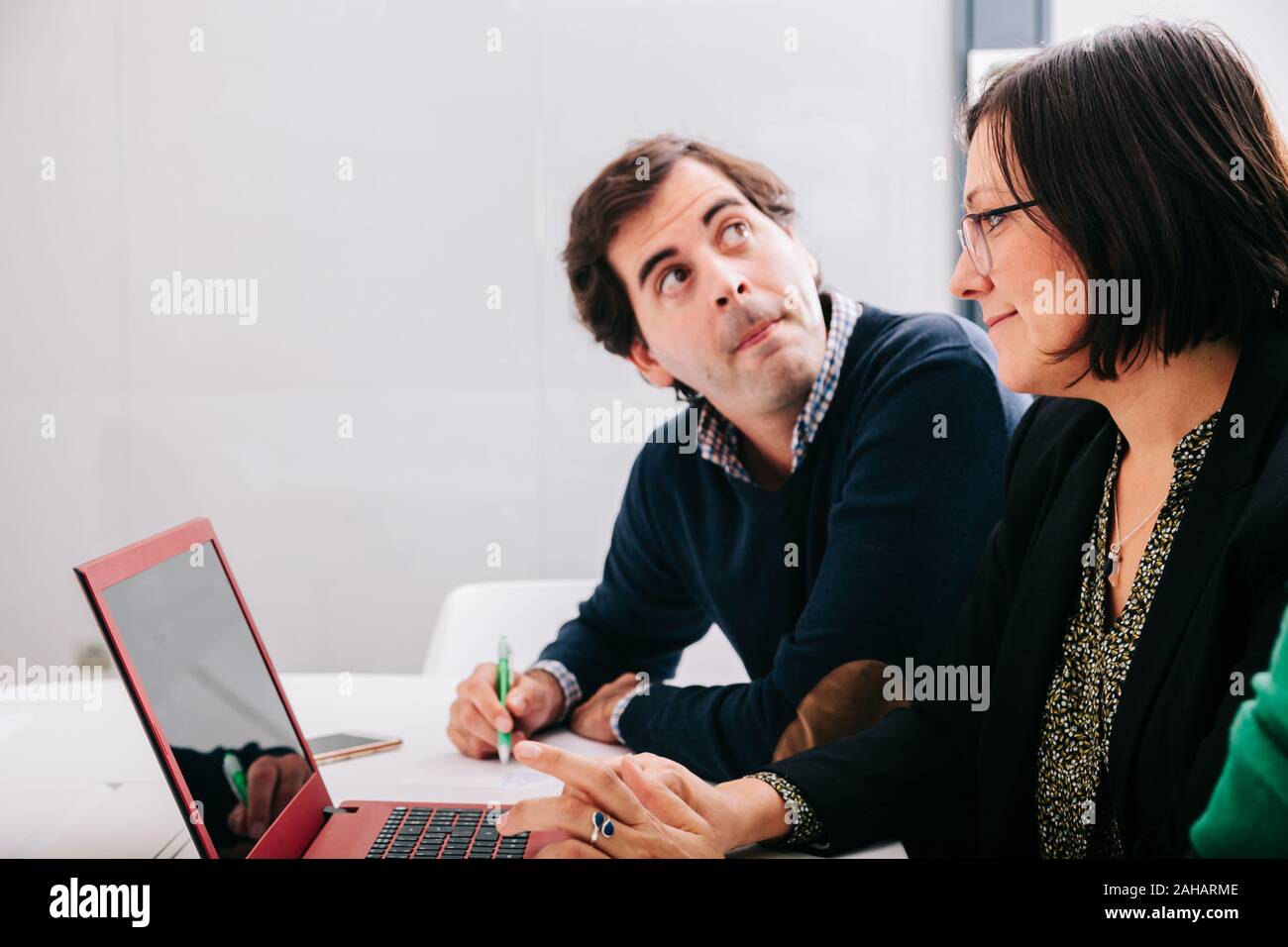 Group of office workers at a meeting around the boss Stock Photo - Alamy