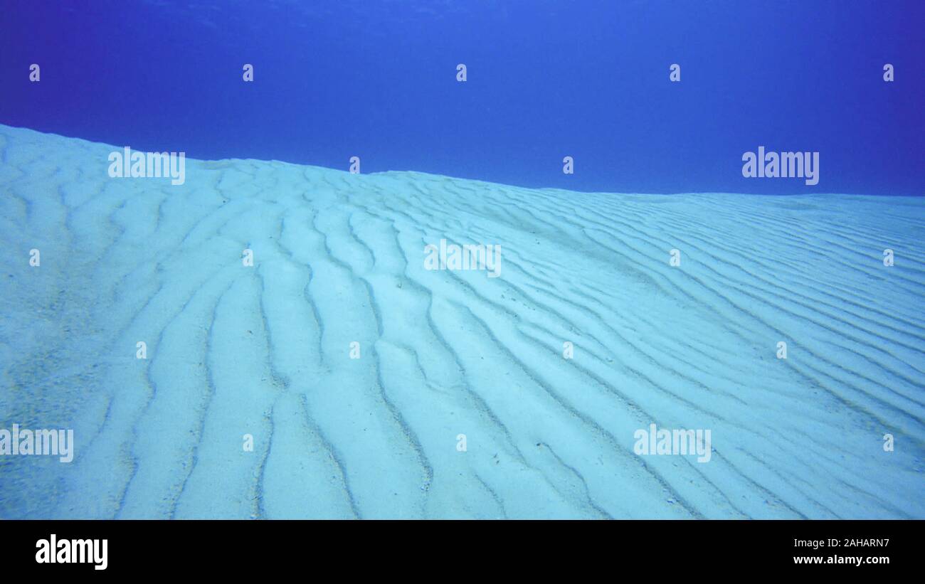 Patterns in the sand on the ocean floor Stock Photo - Alamy