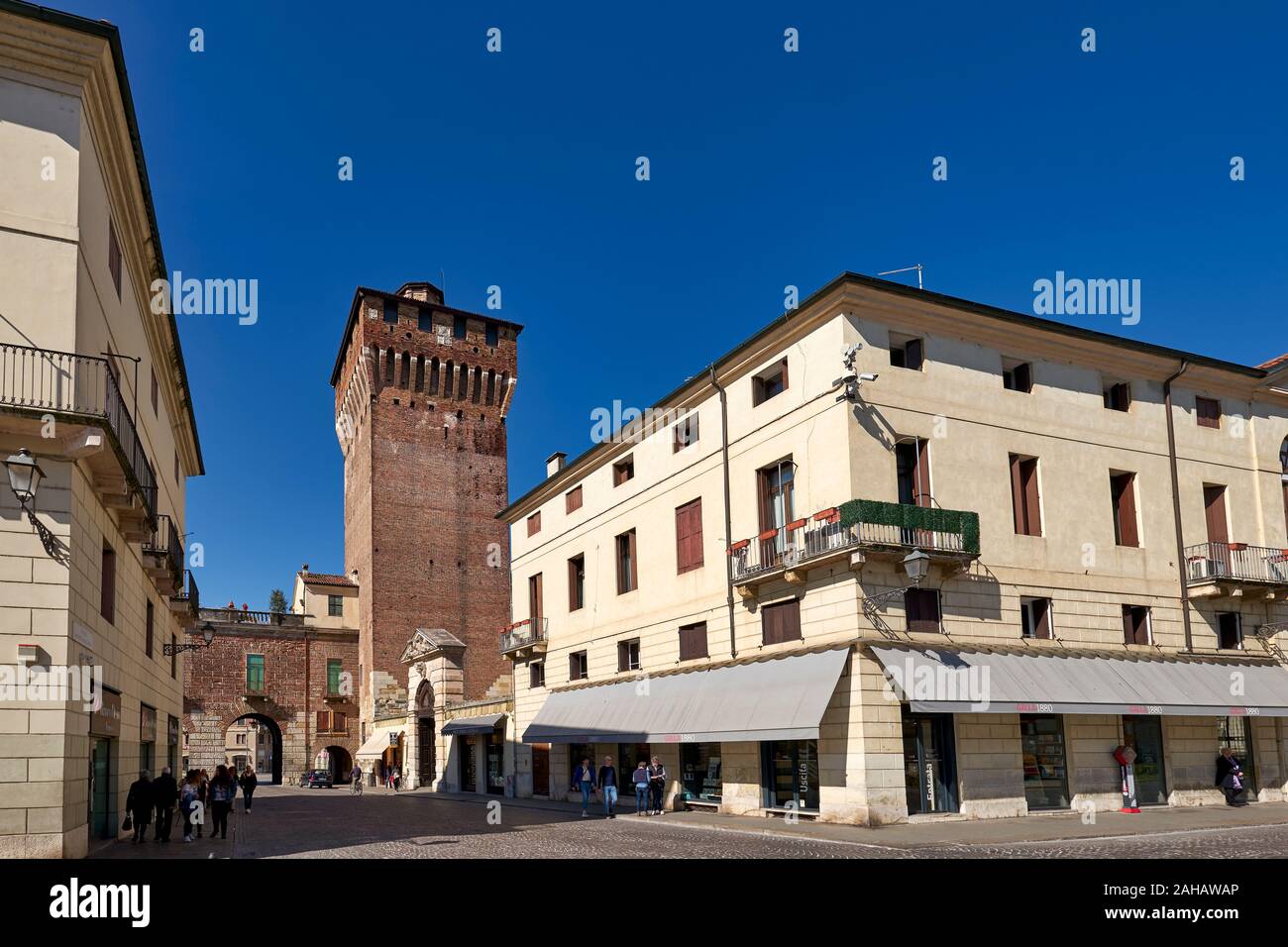 Torre di castello hi-res stock photography and images - Alamy
