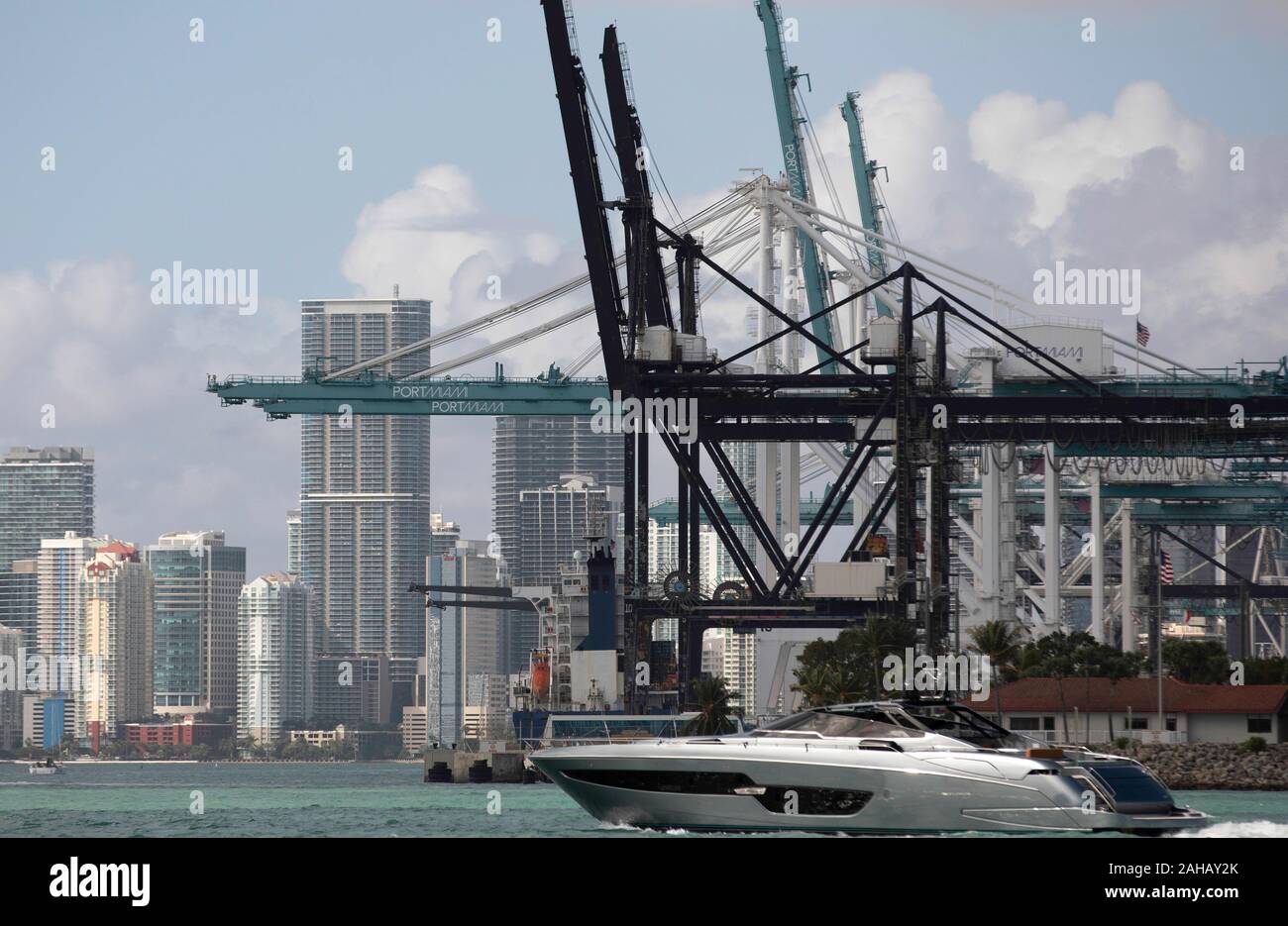 Miami, Estados Unidos. 27th Dec, 2019. Cargo handling at a terminal in ...