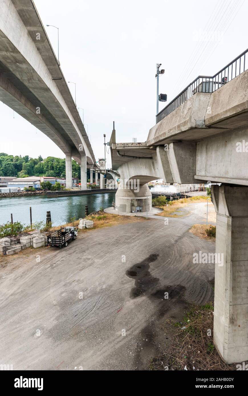 Swinging columns hi-res stock photography and images - Alamy