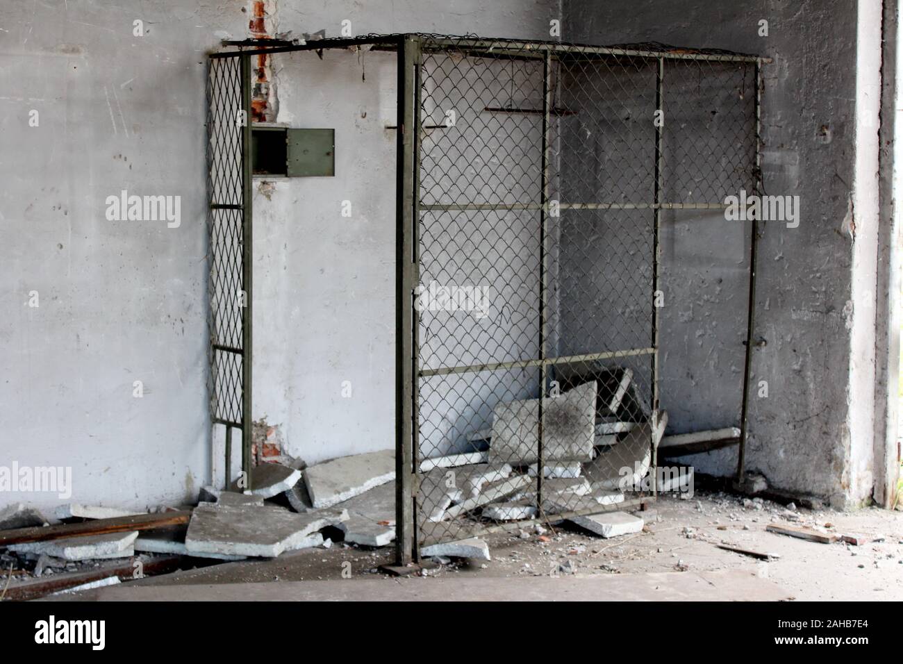 Garbage cage hi-res stock photography and images - Alamy