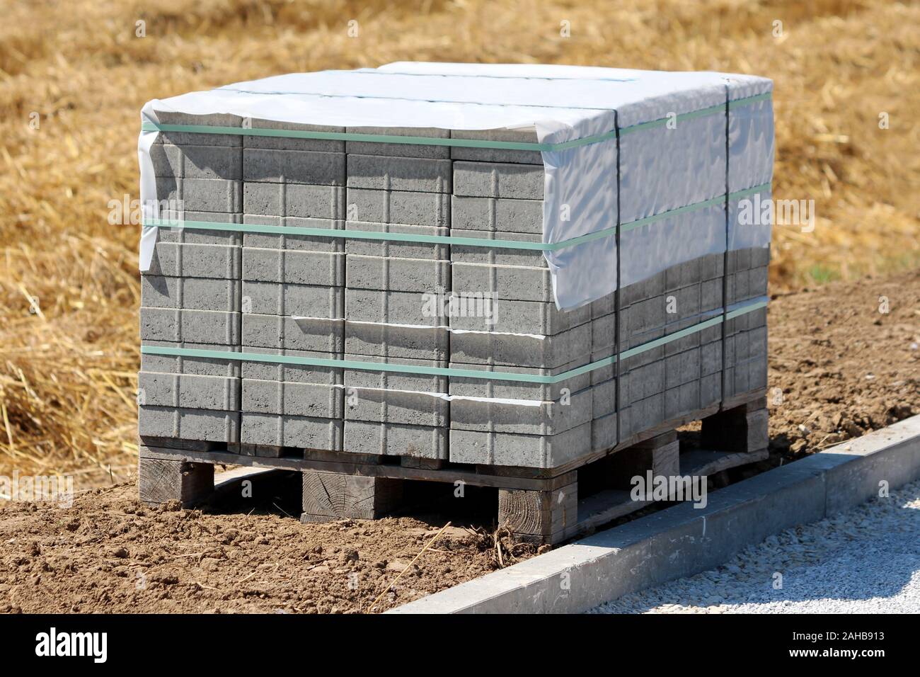 Grey pallet hi-res stock photography and images - Alamy