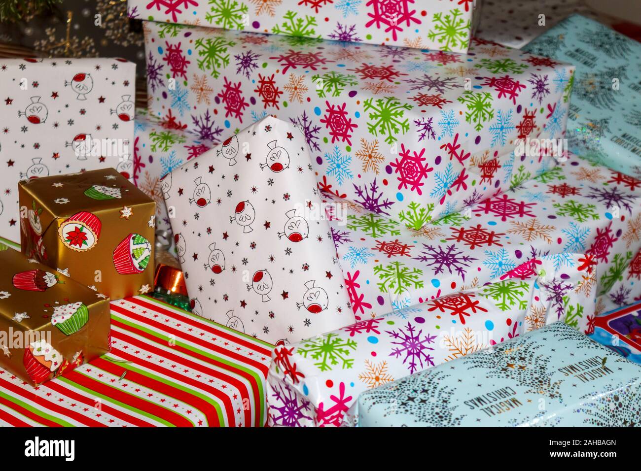 Wrapped gifts piled up hi-res stock photography and images - Alamy