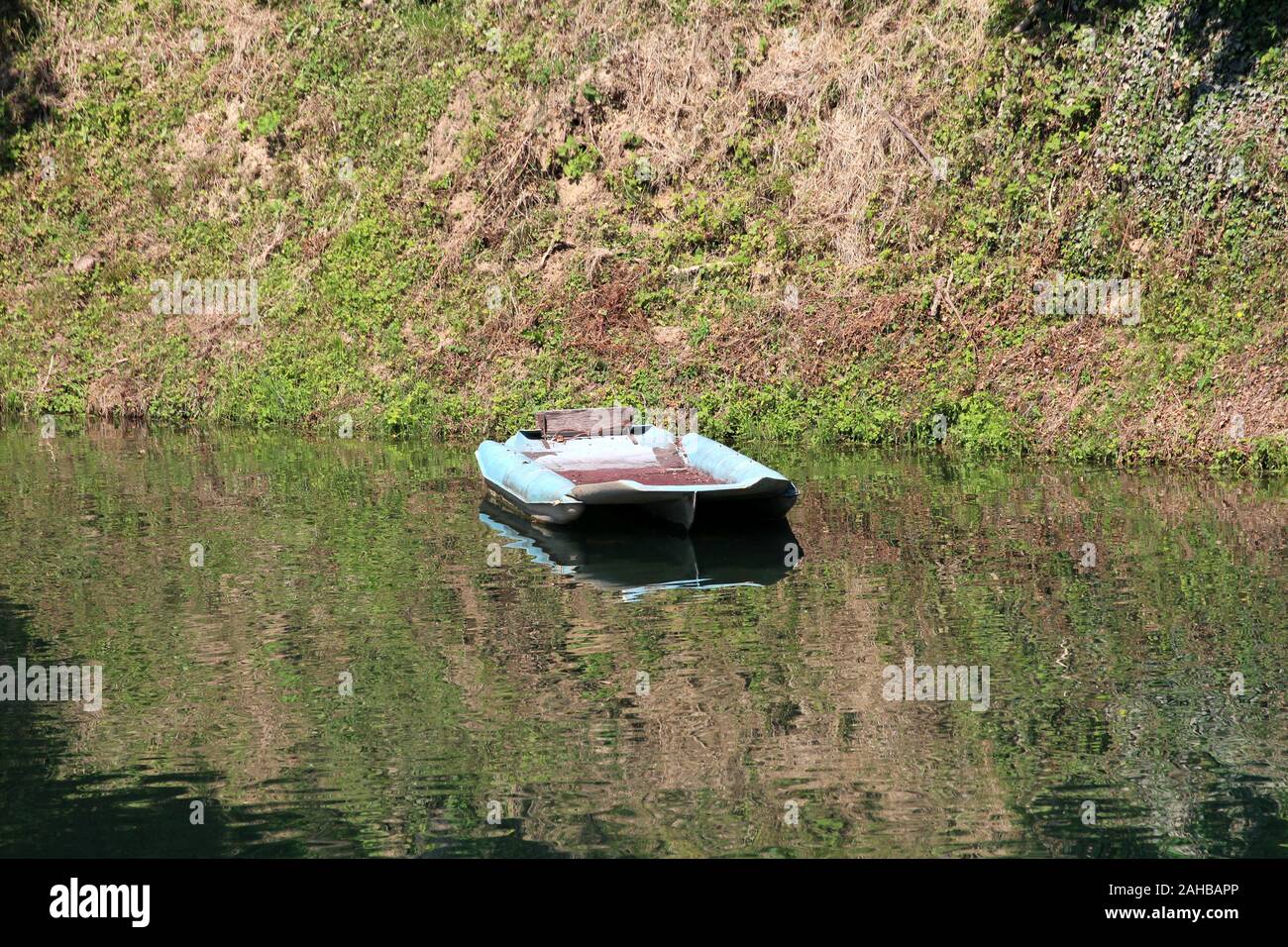 Inflatable boat grass hi-res stock photography and images - Alamy