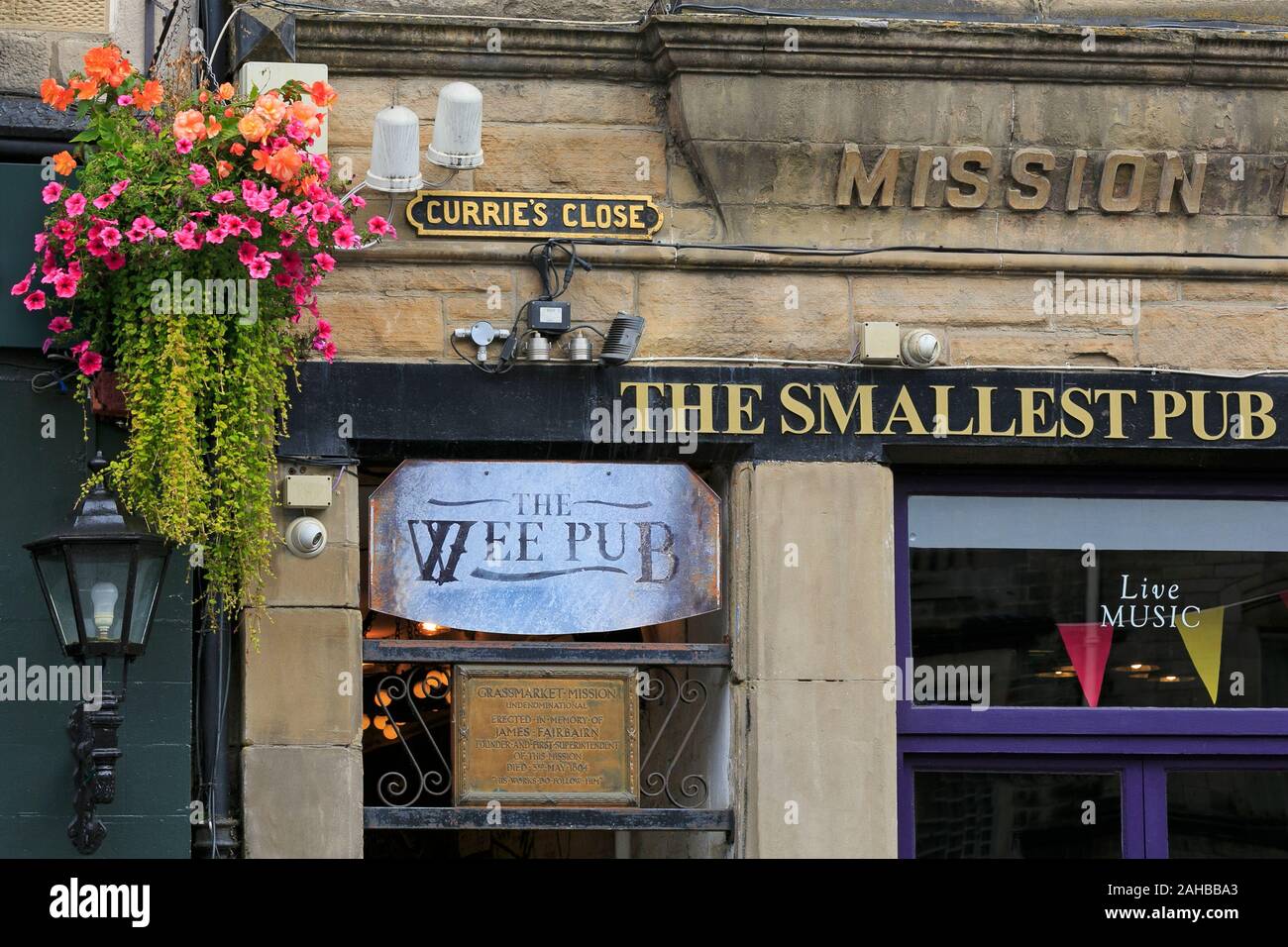 Pub grassmarket edinburgh scotland hi-res stock photography and images ...