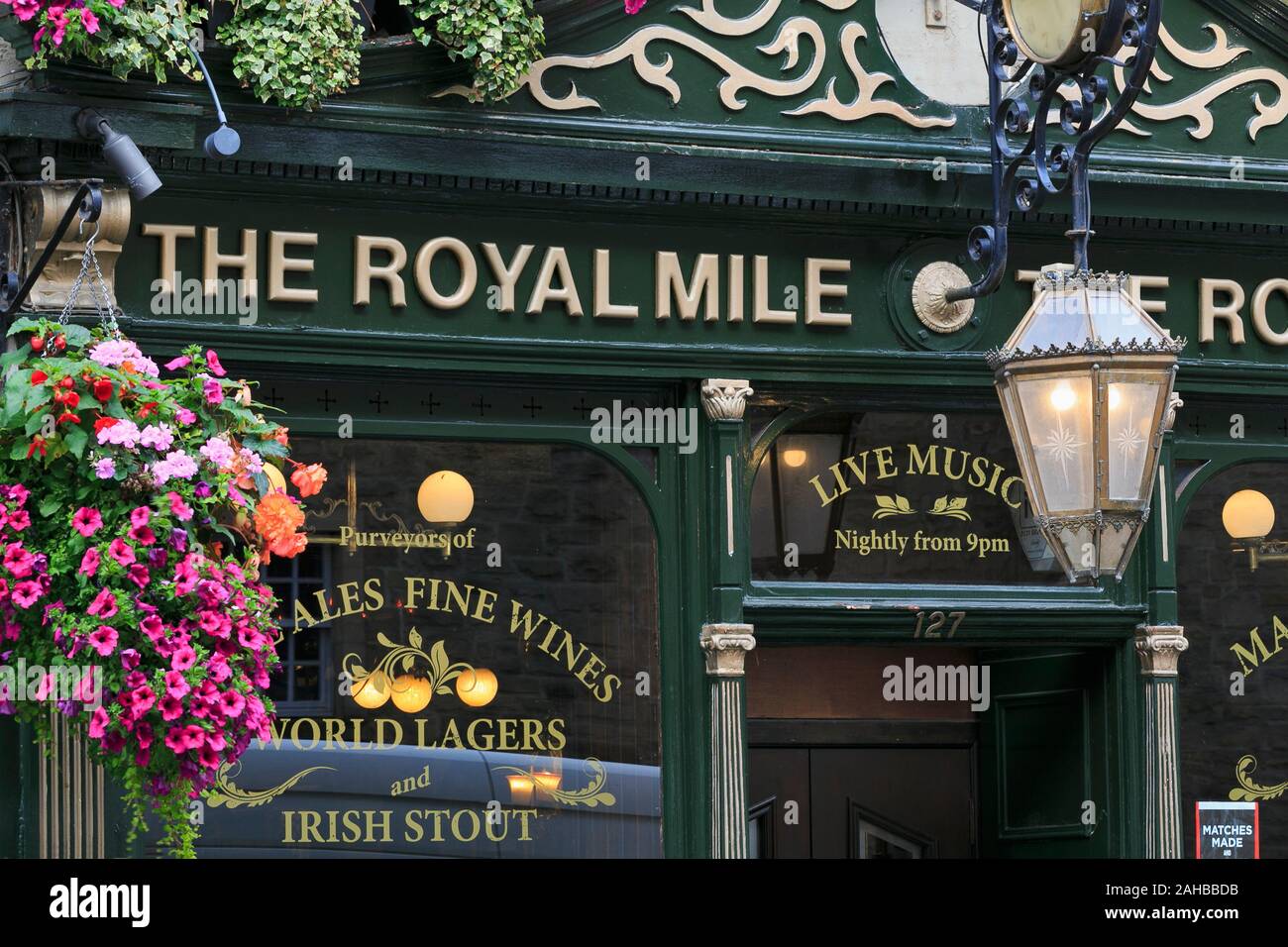 Royal mile pub edinburgh hi-res stock photography and images - Alamy