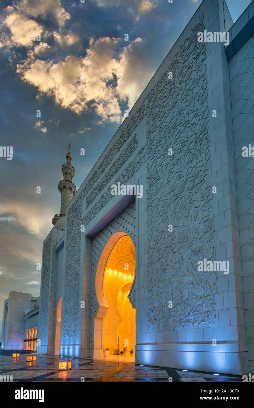 Grand sheikh zayed mosque door hi-res stock photography and images - Alamy