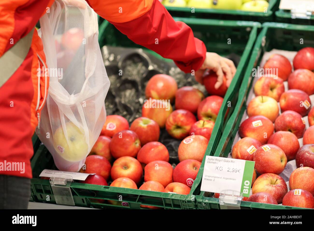 Unpackaged apples hi-res stock photography and images - Alamy